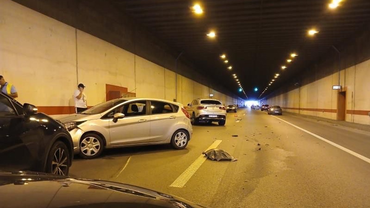 (Foto) lančani sudar u tunelu kod Ostružnice: Više ljudi povređeno, Hitna pomoć na licu mesta ...