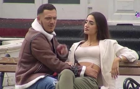 Gastoz i Anđela se konačno prepustili emocijama: Sakrili se ispod jorgana, a svi oko njih su ih ...