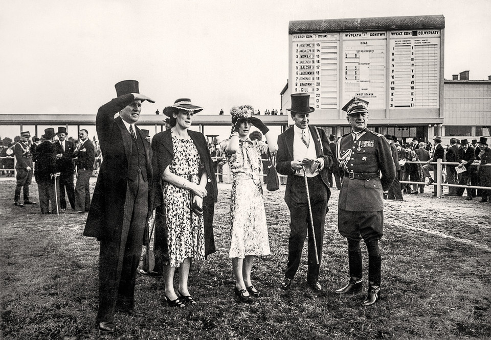 Szykowne lata 30. Wybrane zdjęcia z albumu „Warszawa lata 30.” - Moda