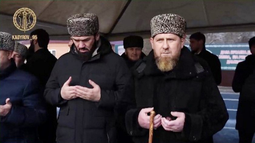 Ramzan Kadyrow pojawił się publicznie po długiej nieobecności. Trzyma laskę