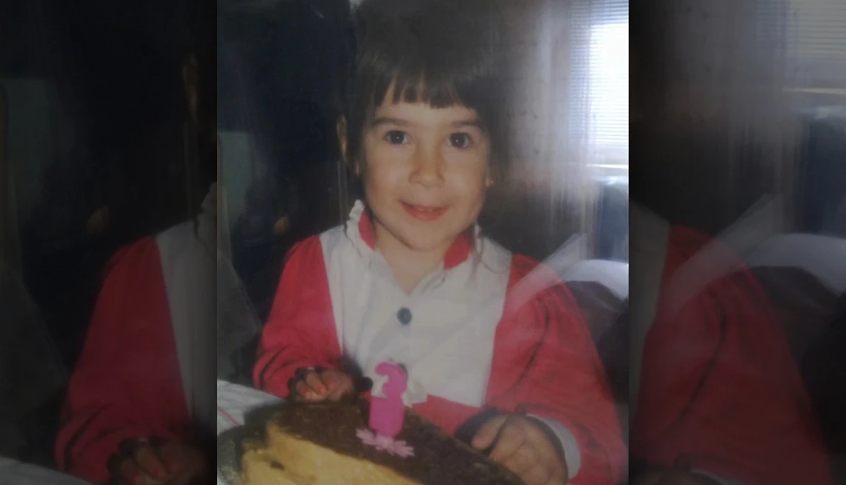 Ova slatka devojčica danas je intrigantna dama