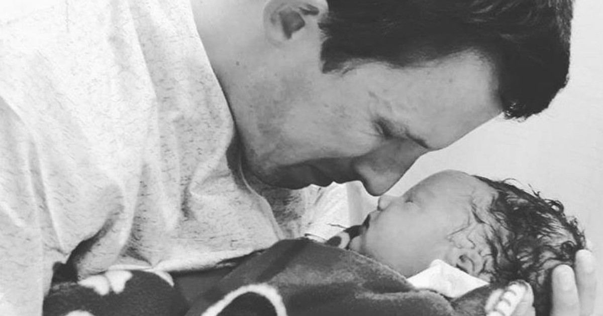 To zdjęcie łamie serce. Wiedział, że jego synek za chwilę umrze