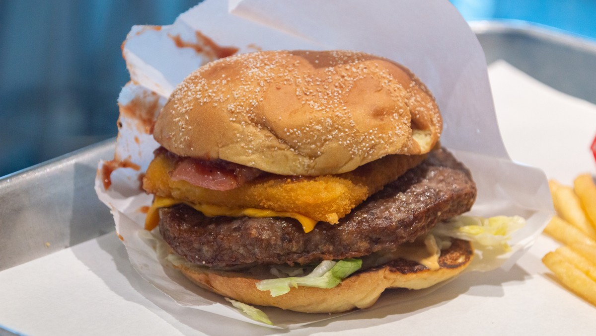 MAX Premium Burgers prezentuje nowego Burgera Rywala. Tym się wyróżnia ...