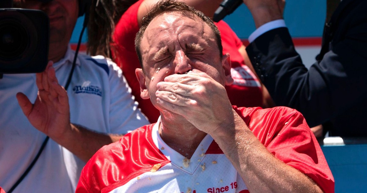 This is how competitive eater Joey Chestnut trains to eat more than 70 ...