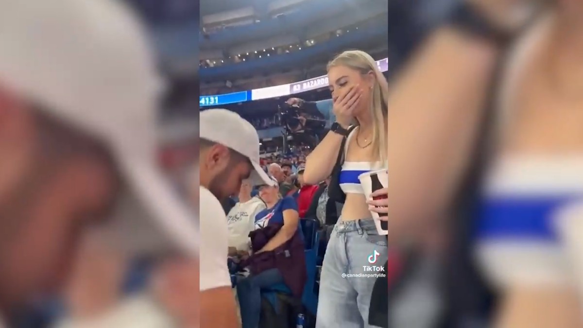 Zaprosio devojku na uatkmici, ona se razočarala kada je videla šta se nalazi u kutiji - Žena.rs