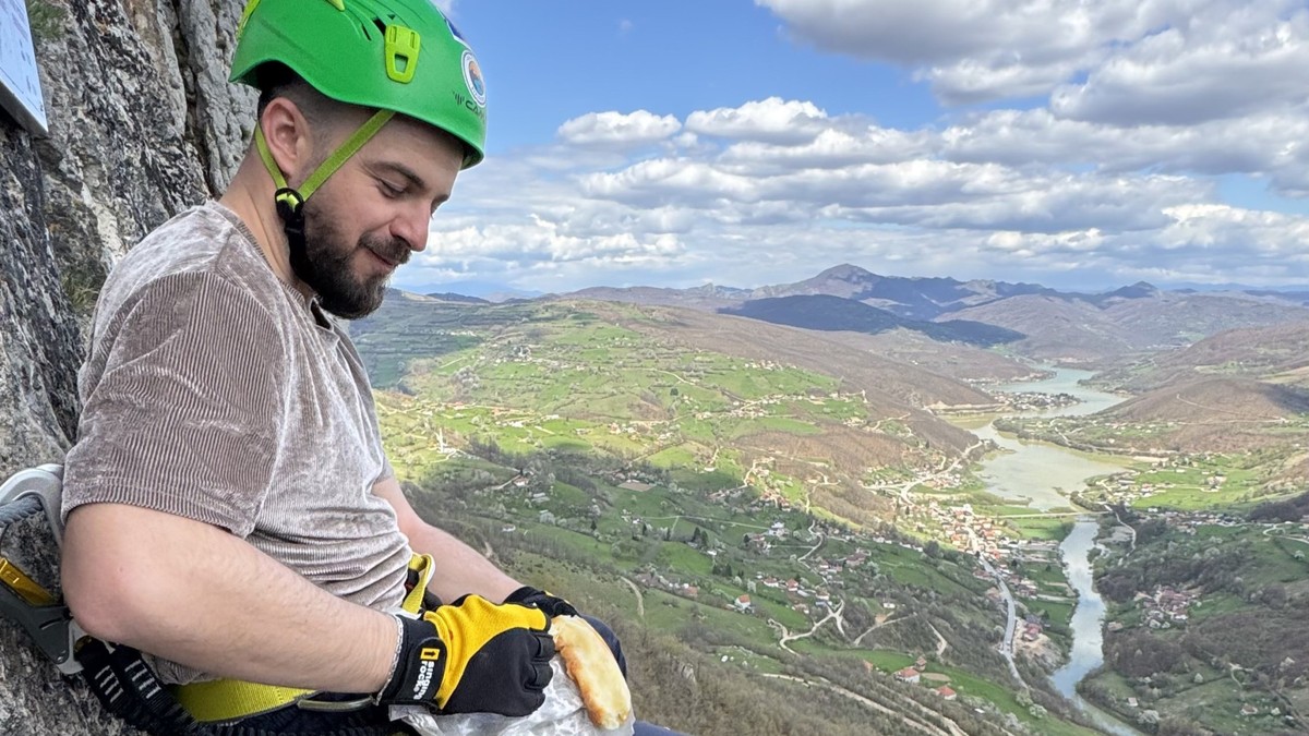 Nestvarna slika ispod oblaka: planinari na Via Ferrati jeli burek - Blic
