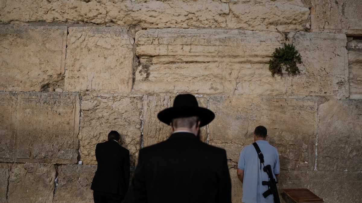 Izrael danas obeležava mesec dana od napada Hamasa, zastave na pola ...