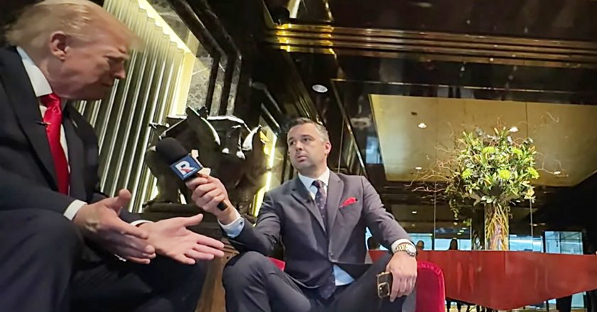 Trump spotkał się z pracownikiem Telewizji Republika. Nagle zrobił to Trump spotkał się z pracownikiem Telewizji Republika. Nagle zrobił to
