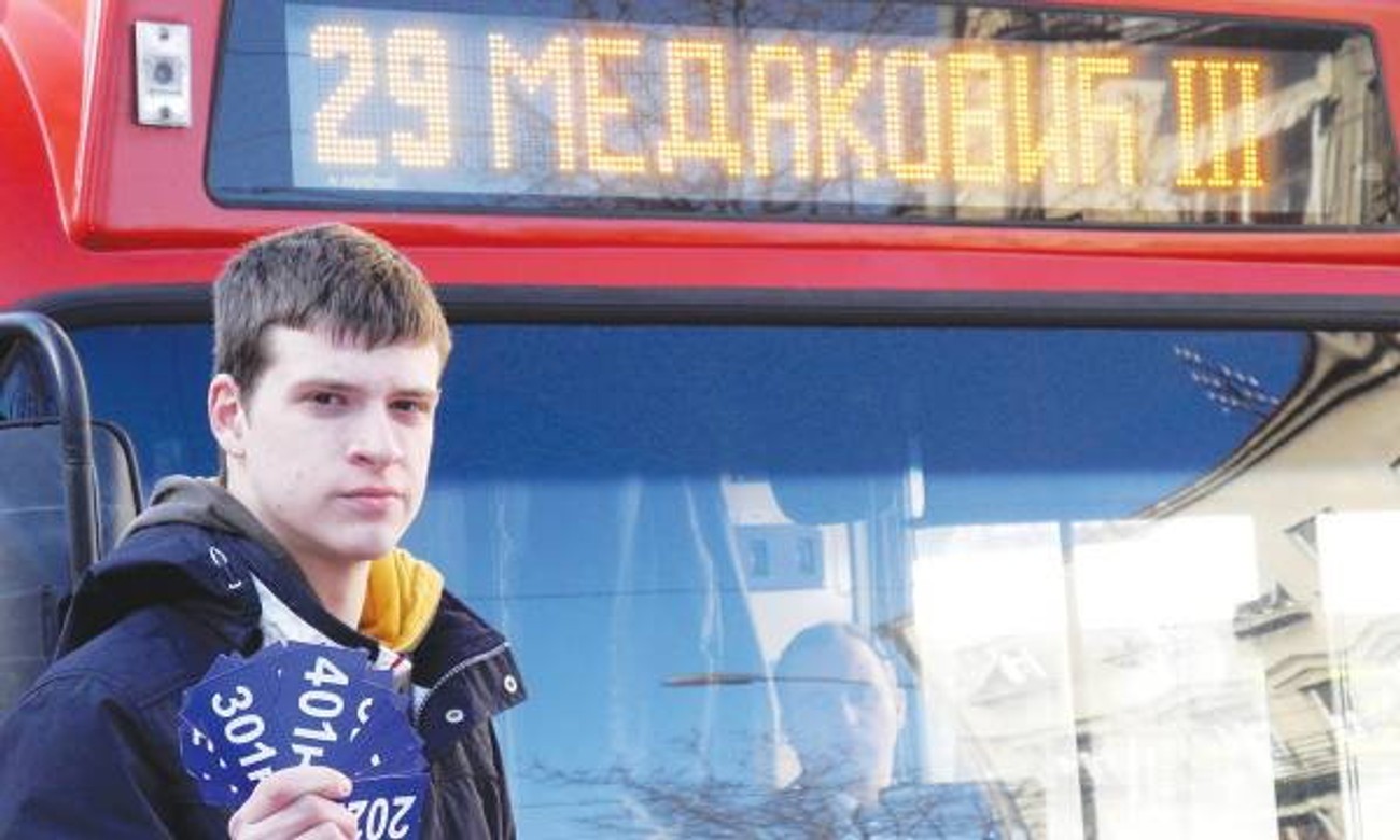 Vozač GSP-a tukao aktivistu Filipa Vukšu jer je slikao polupano staklo ...