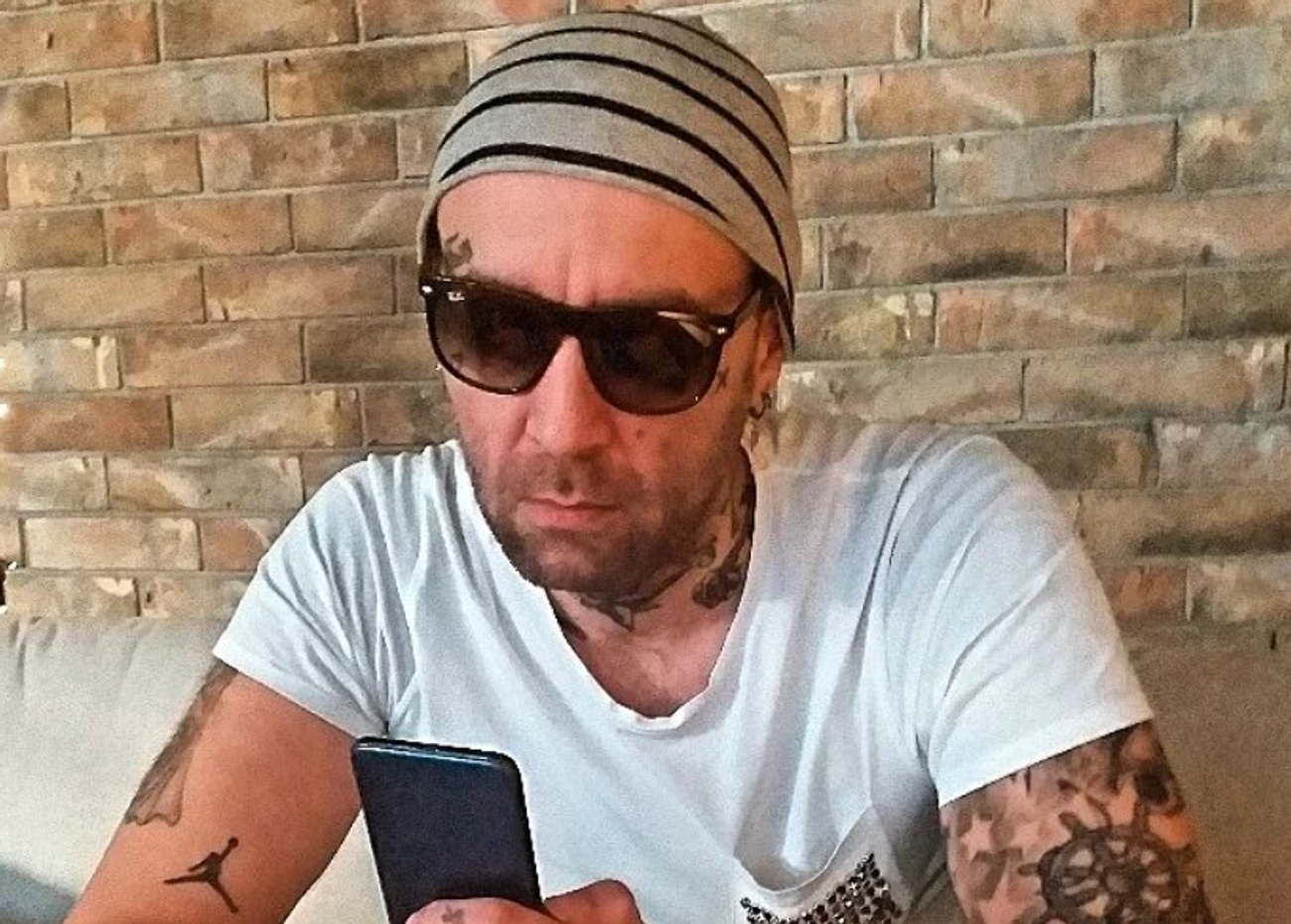 Bivši zadrugar tvrdi da je poznata pevačica varala muža sa njim: "Ima ...