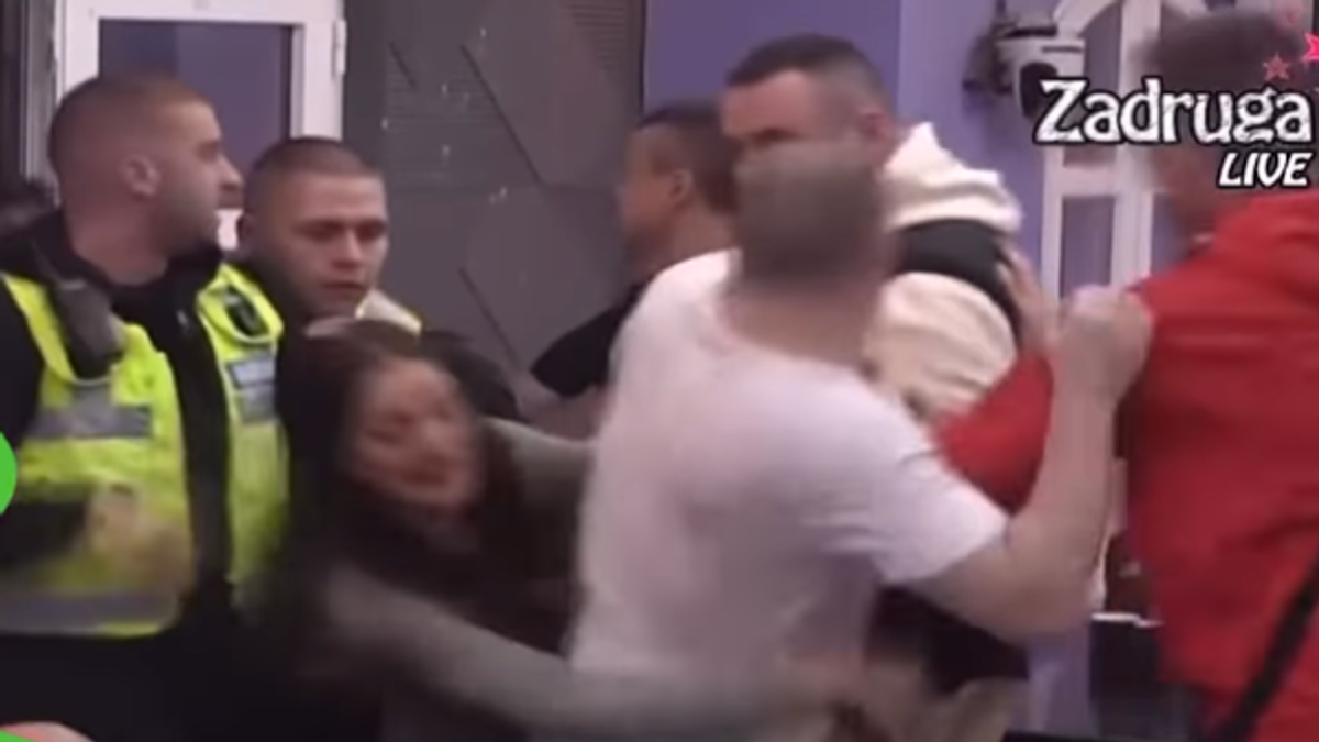 Zvezdan Slavnić se zaleteo kao furija, krenuo da lomi po rijalitiju: Anđela ga zaustavljala - Blic
