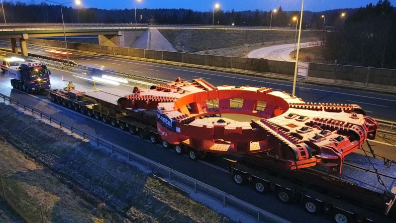 Transport tarczy TBM planowo dotarł na miejsce postoju w Jankach ...