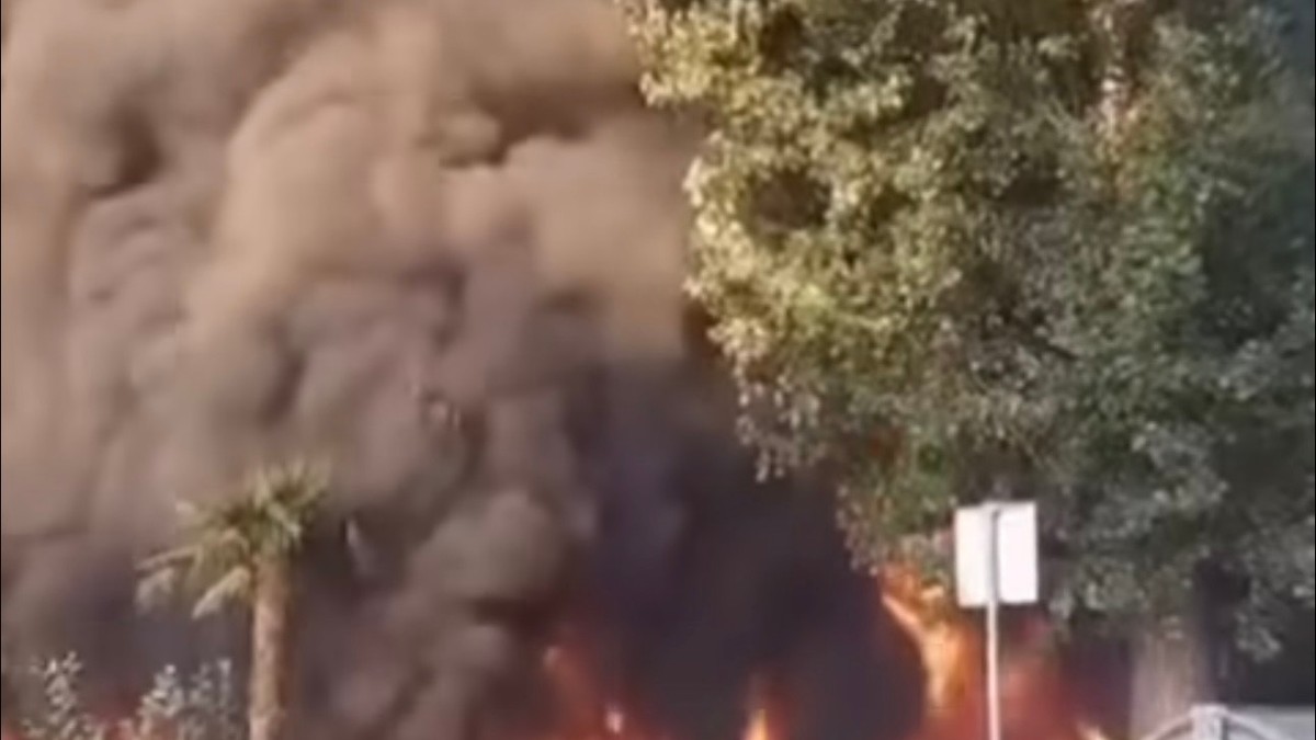 Prvi snimci požara na Novom Beogradu: Vatra se širi do trećeg sprata, izgorela tri automobila - Blic