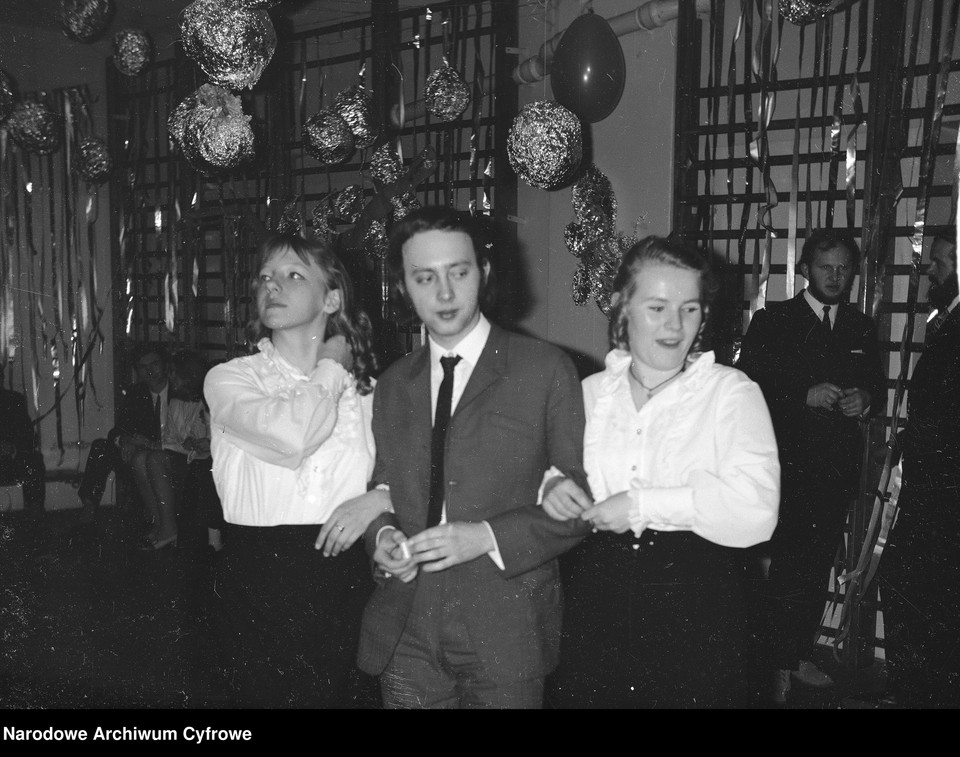 Studniówka w PRL-u. Białe bluzki, krótkie krawaty i bal na sali ...