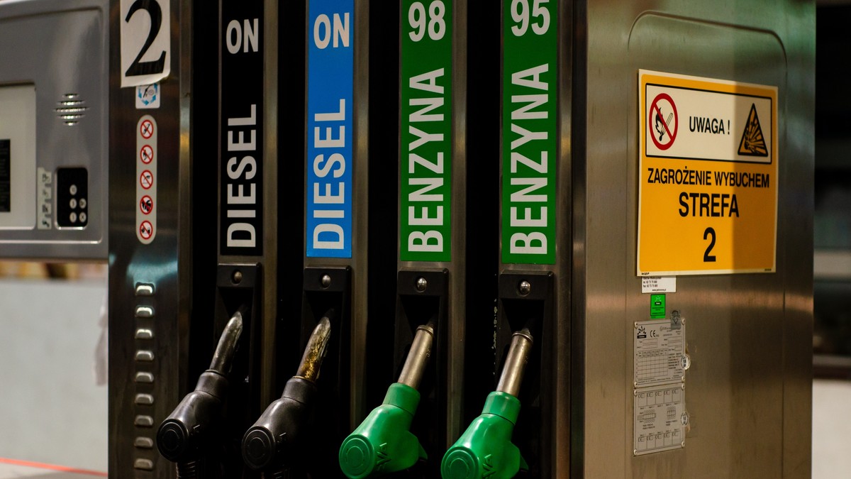 Tańsza benzyna w 2023 r. na stacjach. Co to jest E10? Czy każdy może ją ...