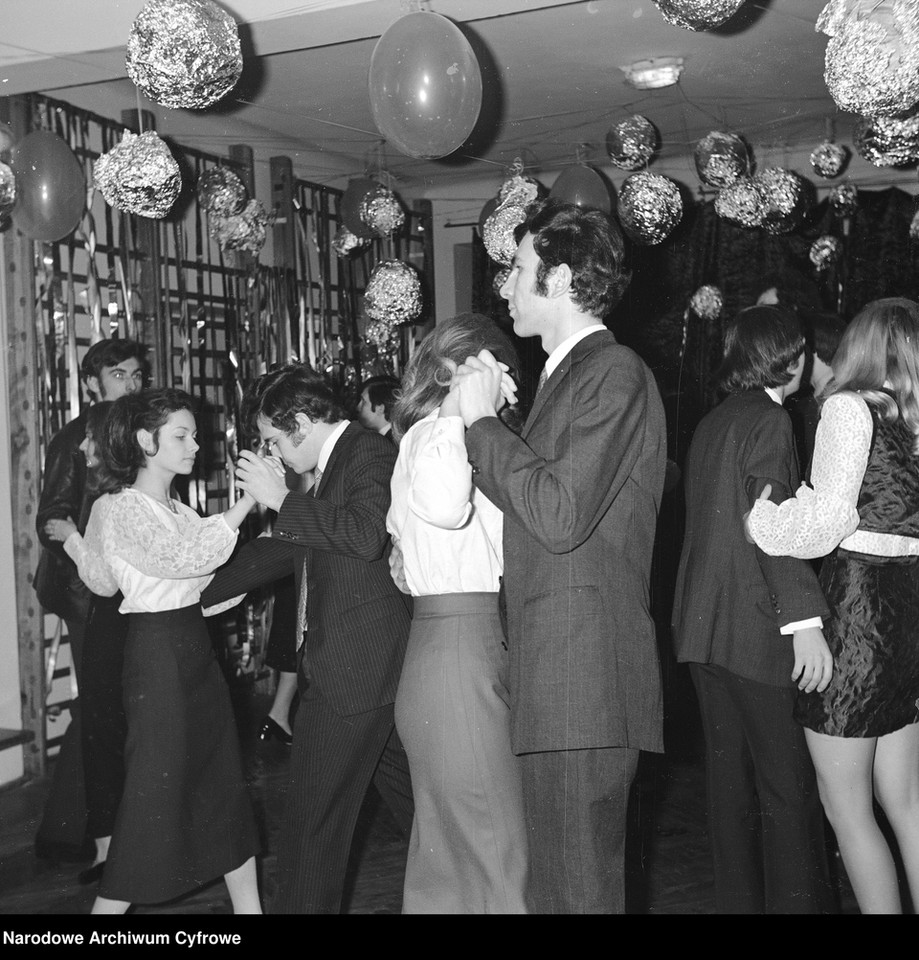Studniówka w PRL-u. Białe bluzki, krótkie krawaty i bal na sali ...