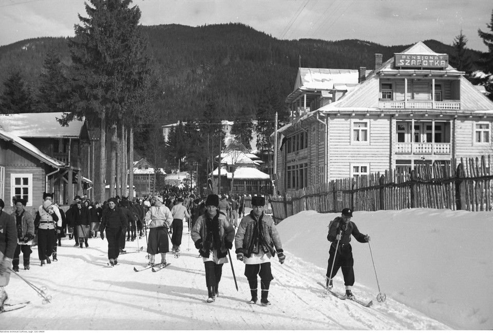 Worochta (Ukraina). "Narty, dancing, brydż" - tak się bawiono na ...