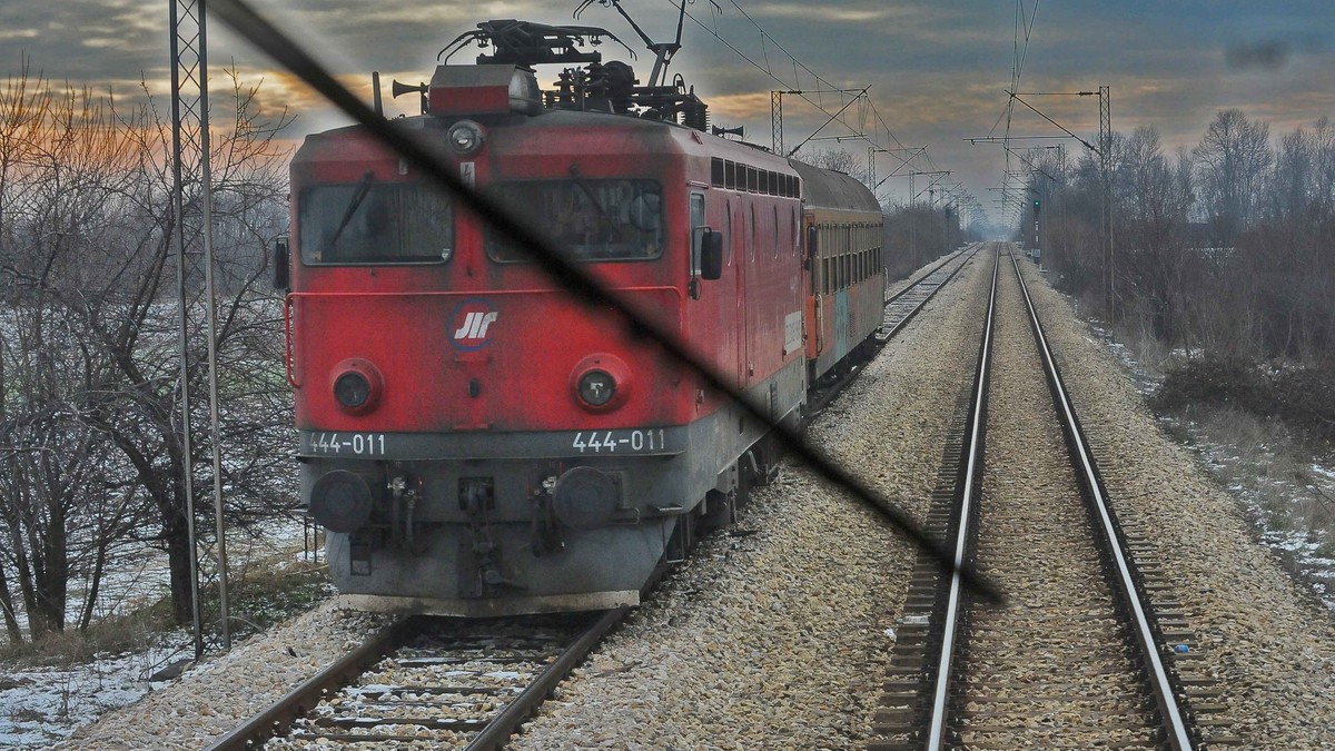 Prvi snimak sa mesta nesreće u Lazarevcu: Voz naleteo na auto i smrskao ga - Blic