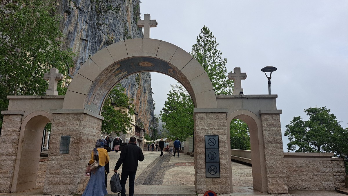 Hiljade vernika u manastiru Ostrog (FOTO) - Blic