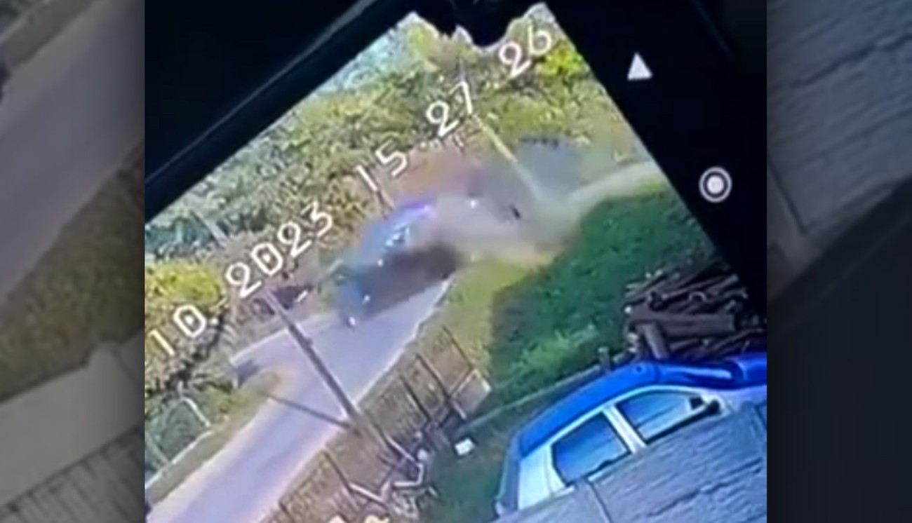 Osvanuo jeziv snimak saobraćajne nesreće u Lapovu: Udario u betonsku banderu i oborio je - Blic