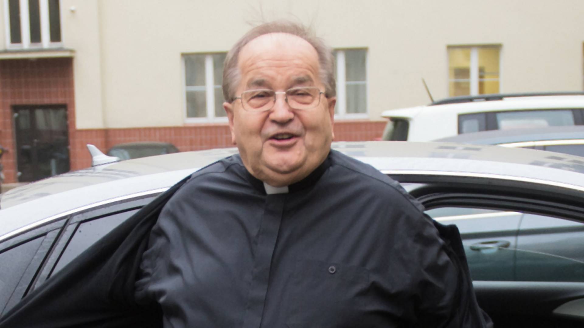 Tadeusz Rydzyk pokazał kolekcję samochodów. Nagranie stało się viralem ...