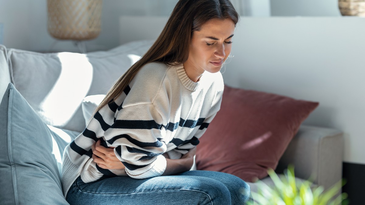 Żołądek boli po zjedzeniu? To sygnał, którego nie można ignorować - Kobieta