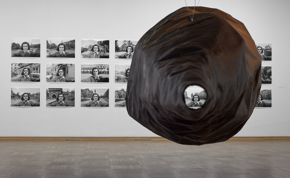 "Stary Rzepecki patrzy na młodego Rzepeckiego" w Bunkrze Sztuki. "Co ...