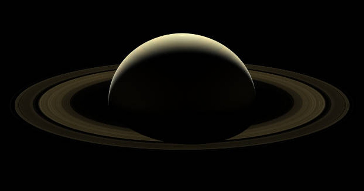 NASA publikuje piękne zdjęcie Saturna z Cassini. Zrobiono je przed ...