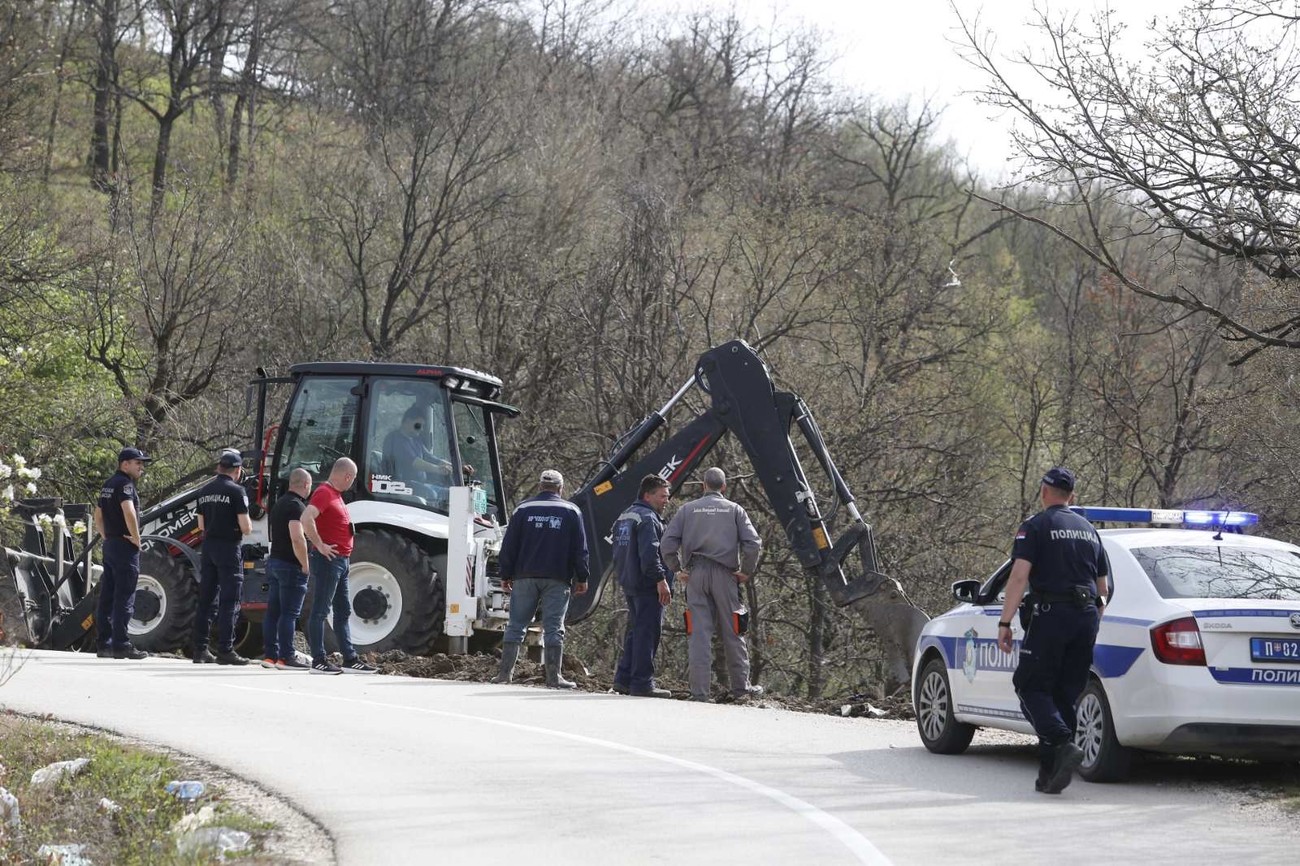 (foto) Bager opet u Banjskom polju, raskopava divlju deponiju u istrazi ...