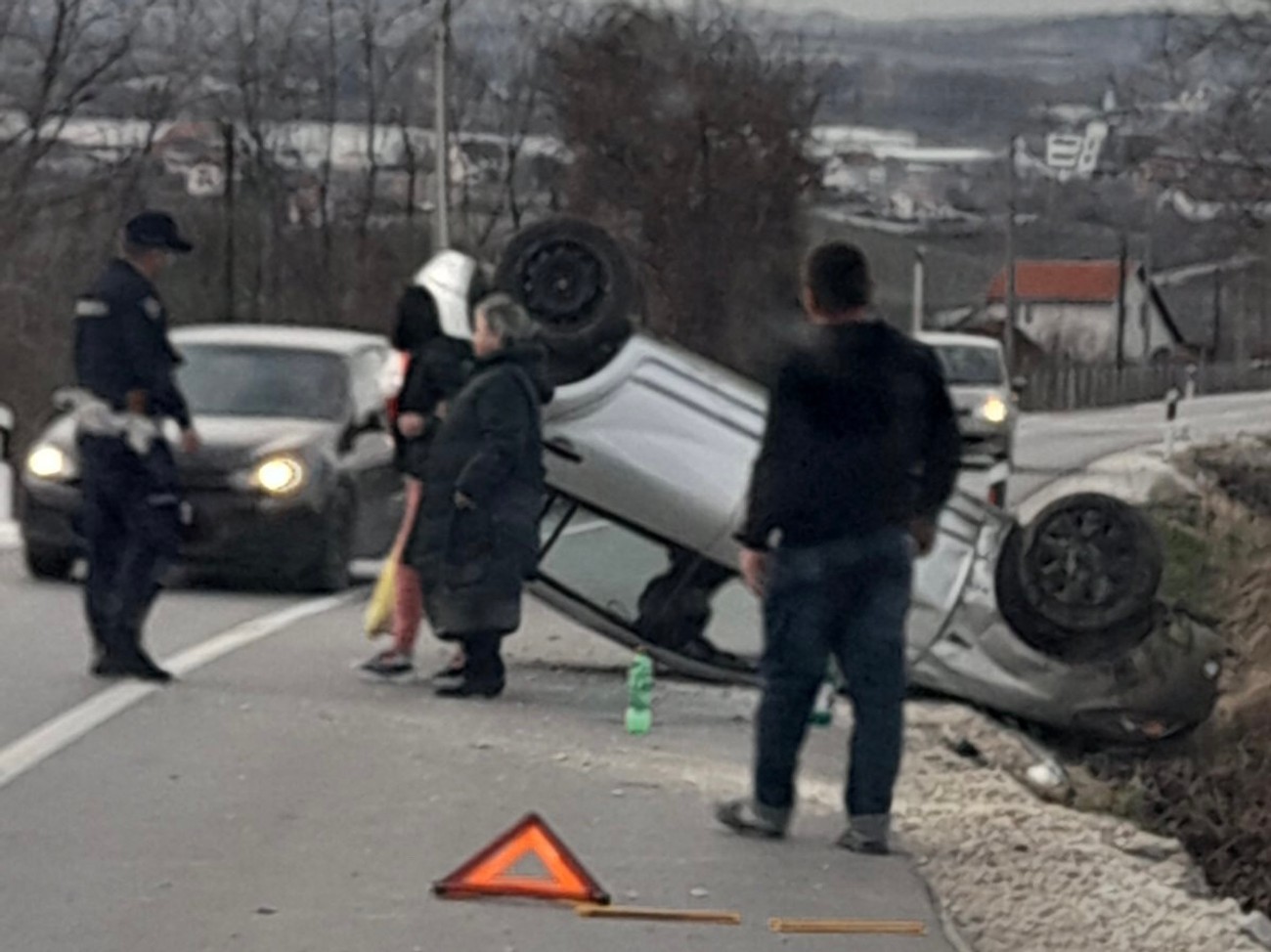 Saobraćajna nesreća kod Topole: Auto sleteo u kanal - Blic