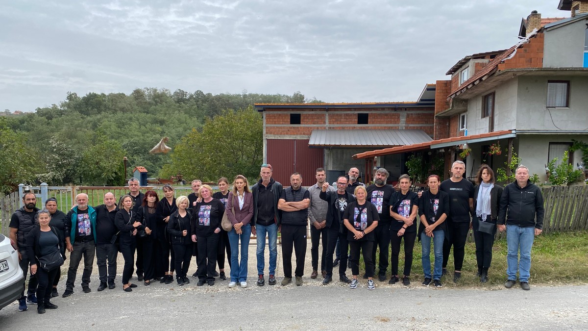 Roditelji dece ubijene u "Ribnikaru" posetili porodice ubijenih kod ...