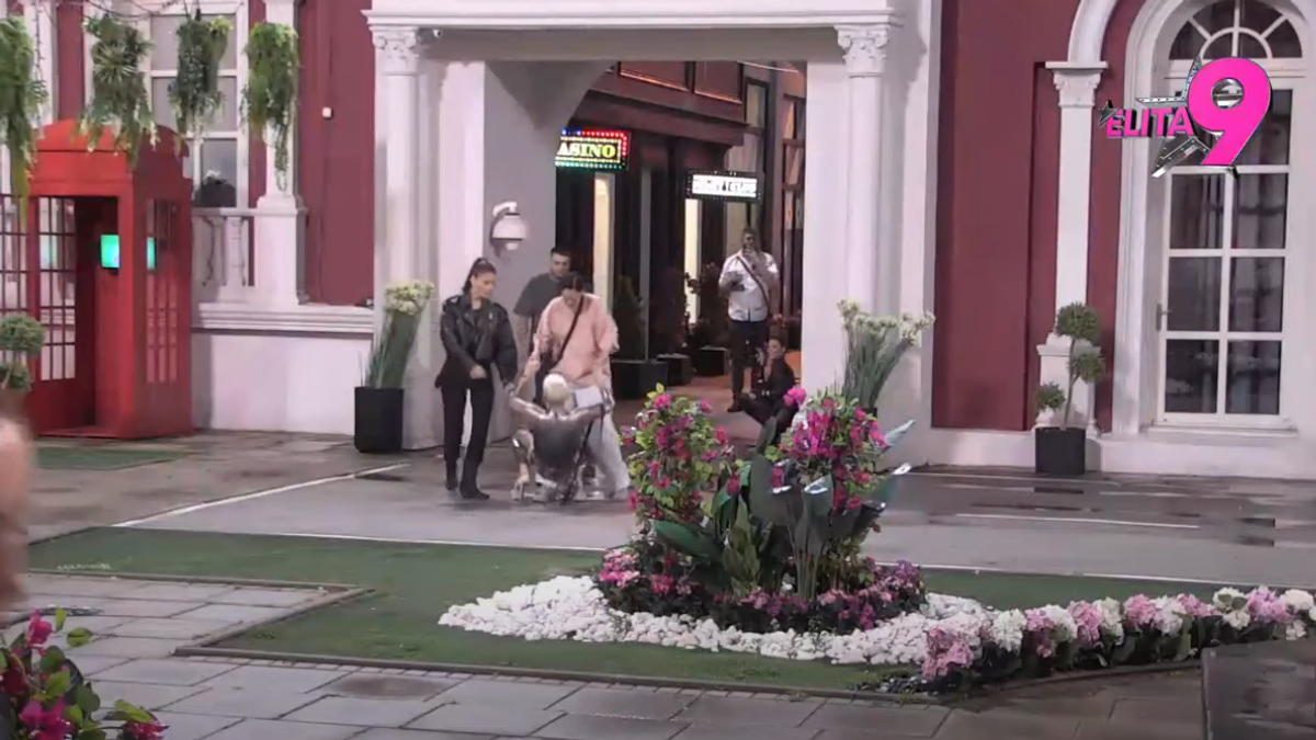 Uroš Stanić obuo štikle, pa se sapleo i pao usred dvorišta: Skočili da ...