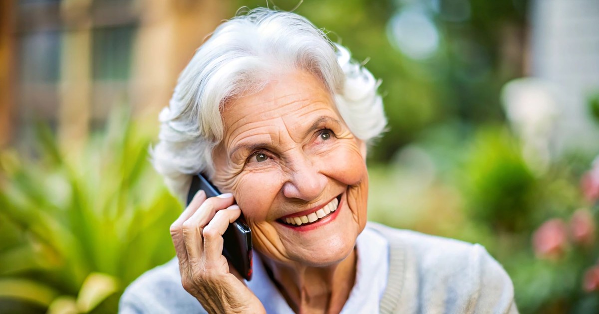 Telefon komórkowy dla seniora – TOP 5 – jaki model wybrać? - Kobieta