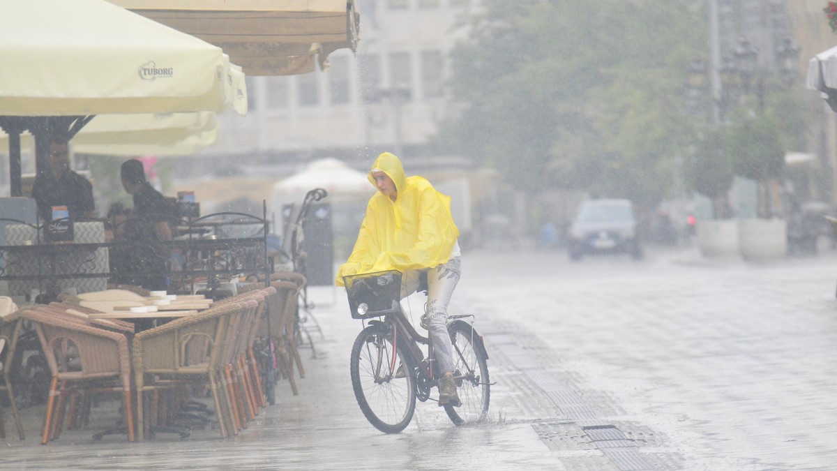 Upozorenje RHMZ: Očekuju nas jaki pljuskovi, grad i olujni vetar, pola ...