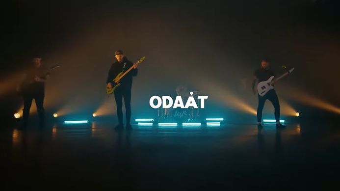 Az AWS zenekar új klipjében leleplezte a zenekar új frontemberét ...