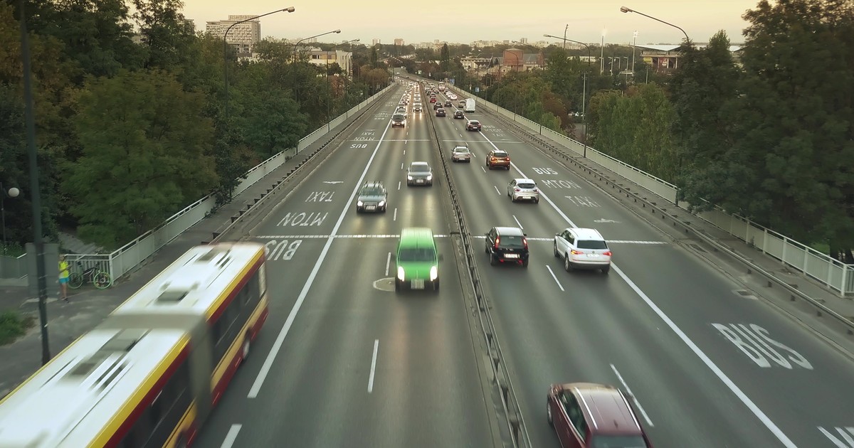 Zmiany dla kierowców w 2023 r. Nowe przepisy, coraz wyższe koszty! Czy są też dobre prognozy?