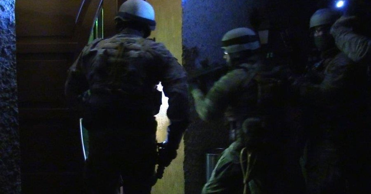 Policjanci likwidują agencję towarzyską w Warszawie. Weszli do środka i ...