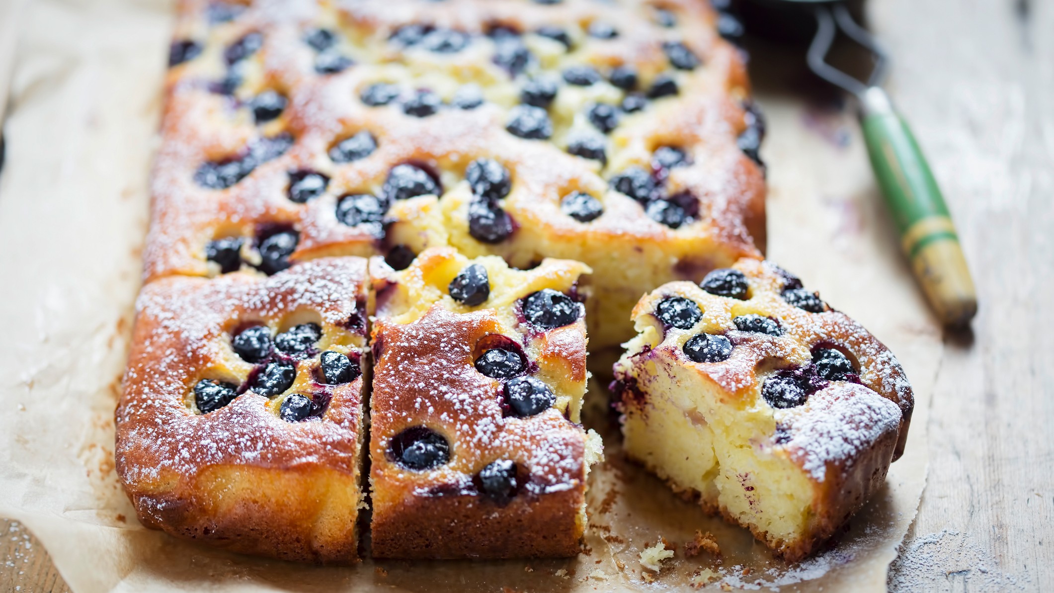 Belekevered az áfonyát és a túrót a masszába és már mehet is a sütőbe ...