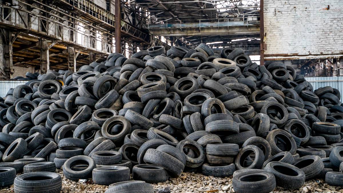 Zużyte opony mogą dostać drugie życie. Pomogą w budownictwie