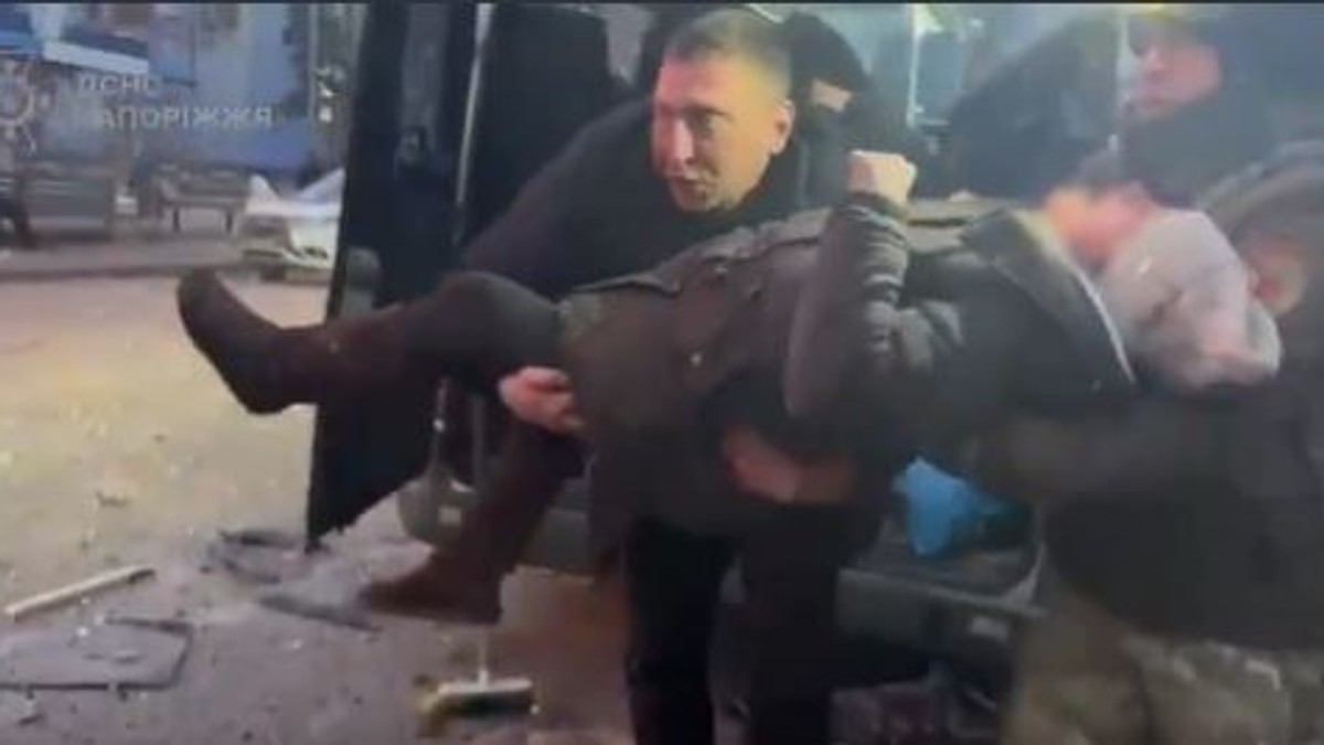 Objavljen uznemirujući snimak napada u Zaporožju: Tela razbacana po ulicama, ranjeni umiru na ...