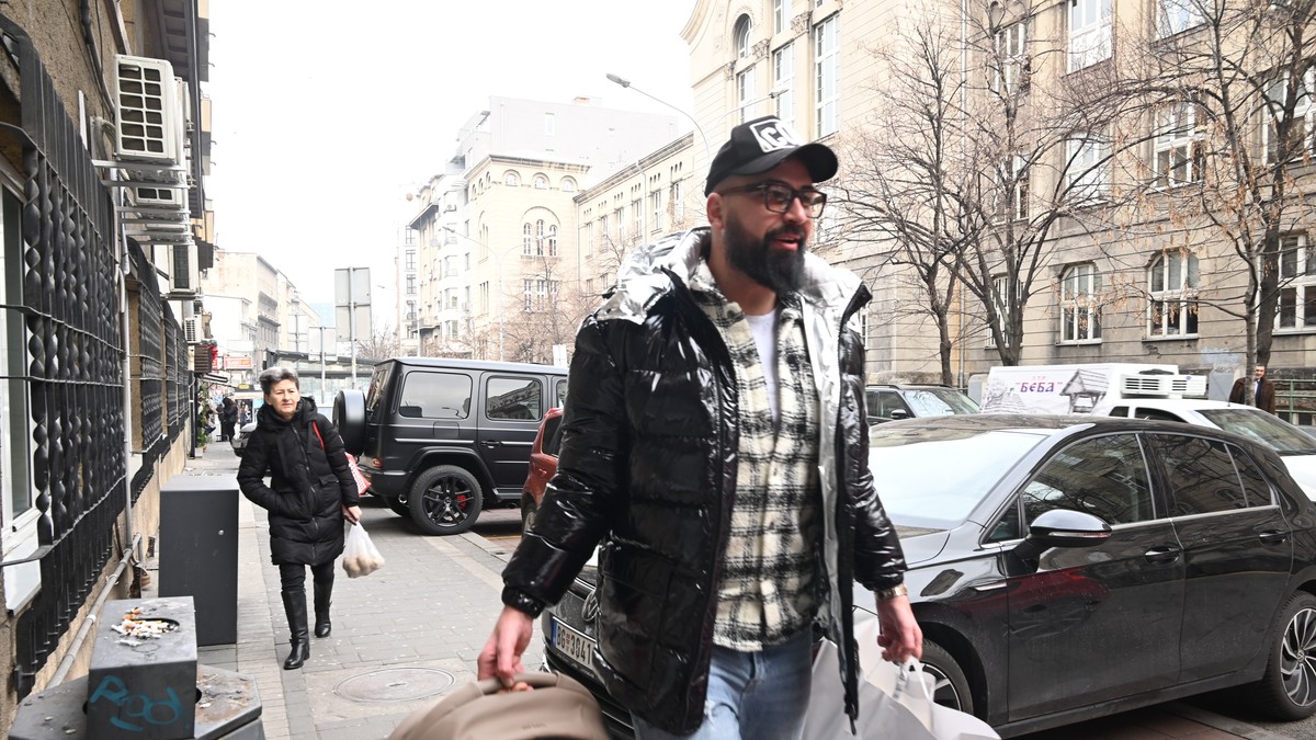 Saša Kapor stigao po suprugu i bebu u porodilište: Evo šta nosi sa sobom
