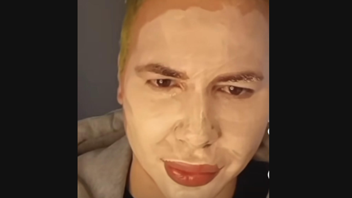 Brendon se zaneo tokom šminkanja, svi na Tik Toku šeruju njegov snimak