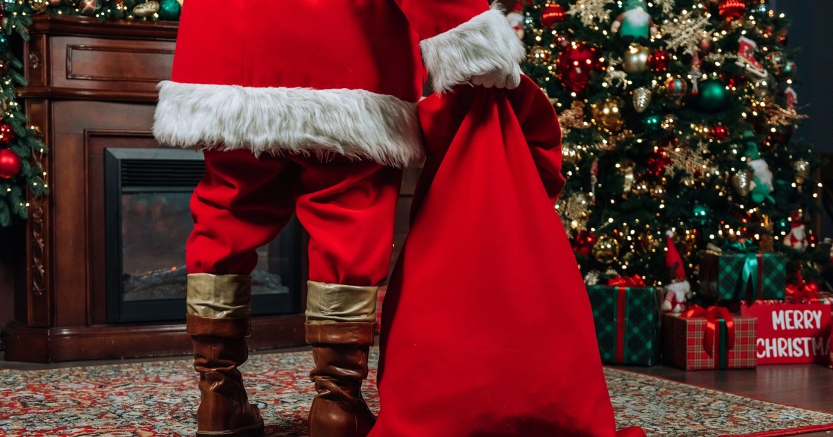 Santa applauds a little girl who didn't want to sit on his lap: 'Way to ...