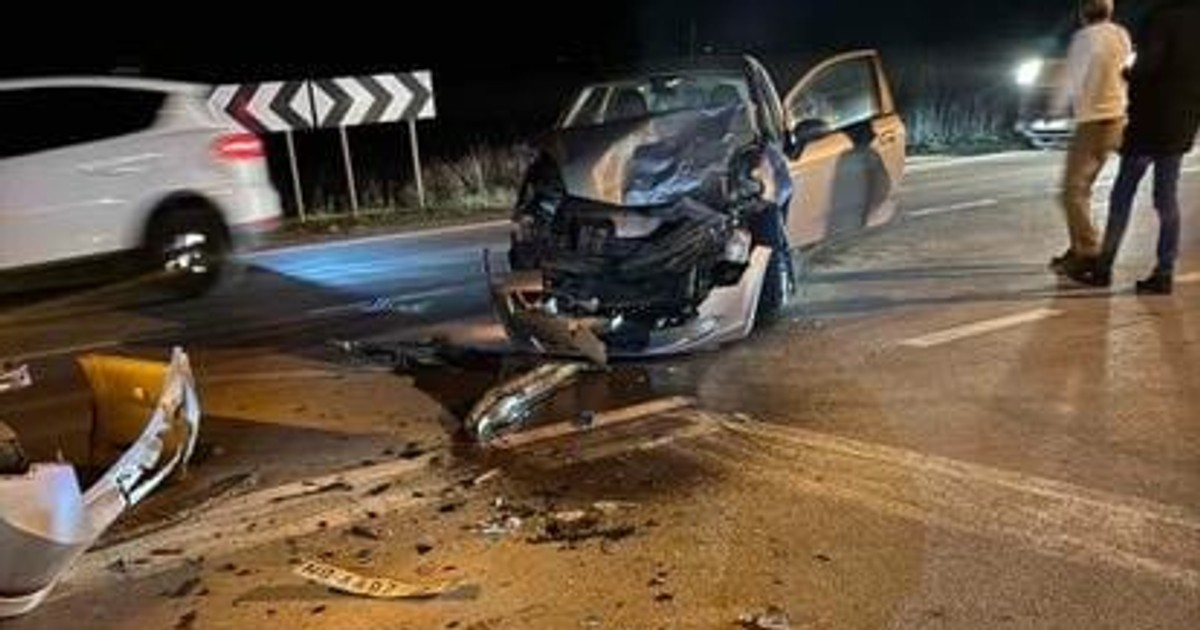 Teška saobraćajna nesreća na putu Smederevo-Kovin, sudar dva automobila - Blic