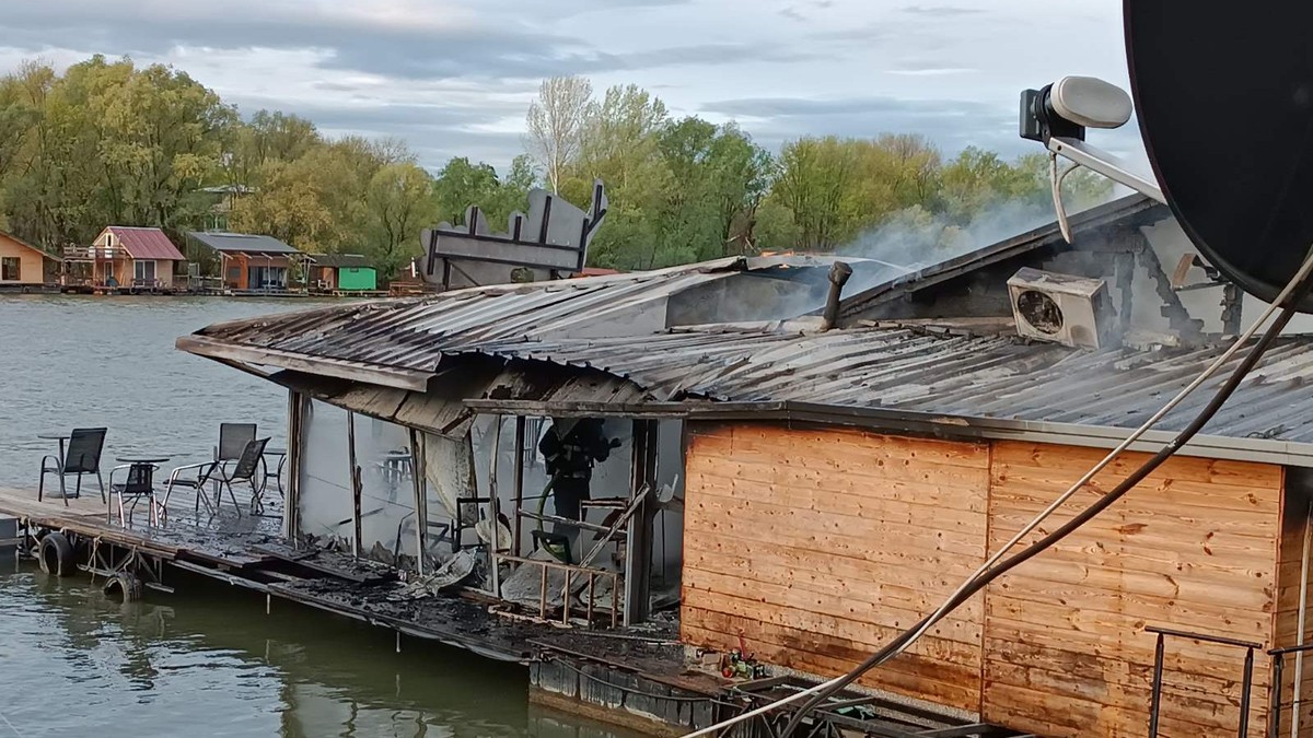 Od splava na Savi ostala samo garež: Sablasne scene nakon požara na ...