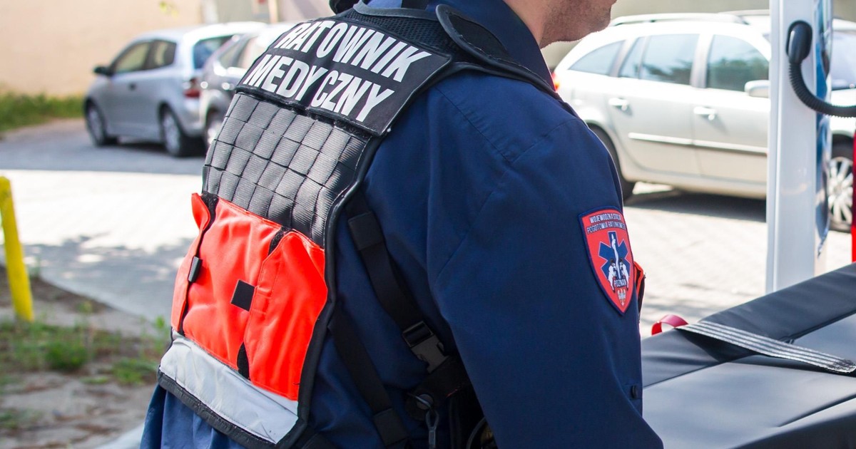 Pijany pacjent rzucił się na ratownika medycznego w szpitalu. Szuka go policja