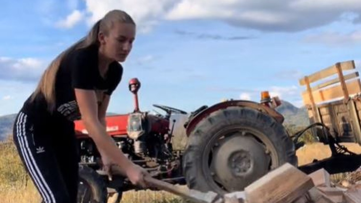 Jovana iz Srbije cepa drva, vozi traktor, kamion, viljuškar, a izgleda kao top model - Blic