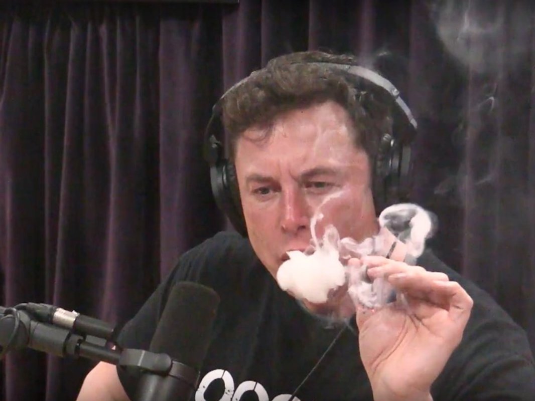Elon Musk palił marihuanę w programie Joe Rogan Experience