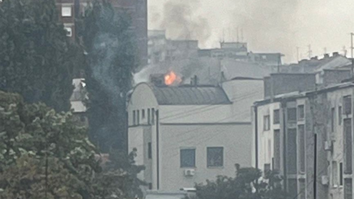 Požar na Vračaru: Gori zgrada na Vračaru, gust dim kulja sa krova ...