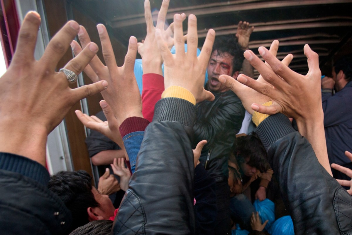 Dramatične fotografije: Izbeglice se za koru hleba bore DO KRVI